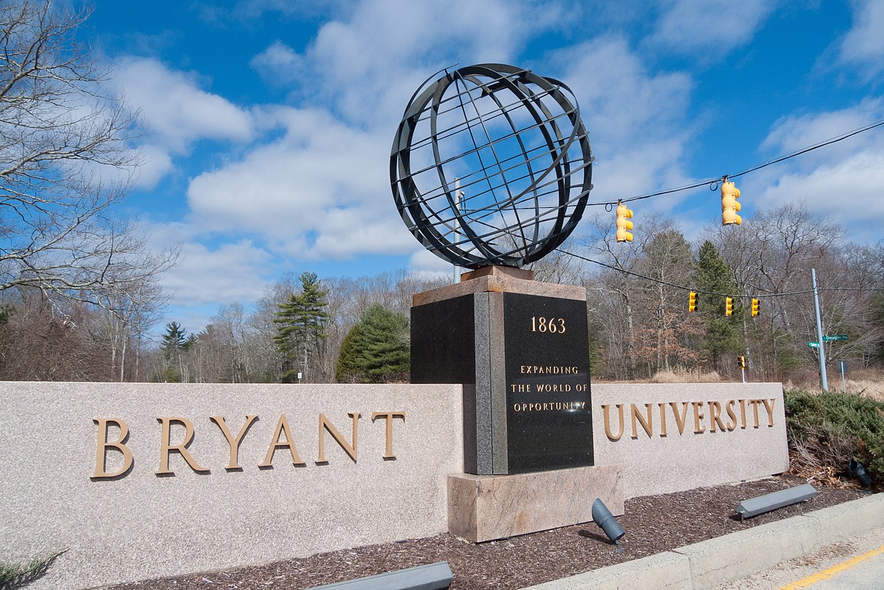 1280px-Sign_for_Bryant_University – The Rhody Report, Rhode Island